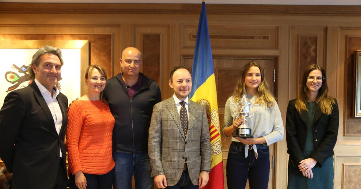 Espot i Riva reben Vicky Jiménez després del triomf a Austràlia