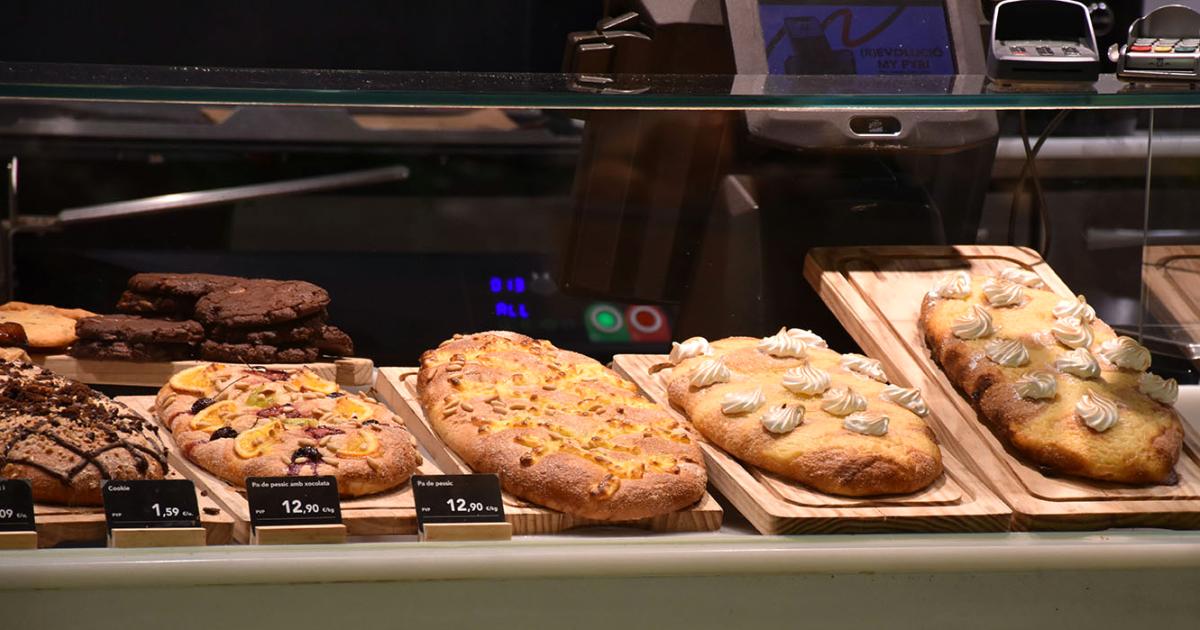 Les pastisseries comencen a rebre comandes de coques de Sant Joan