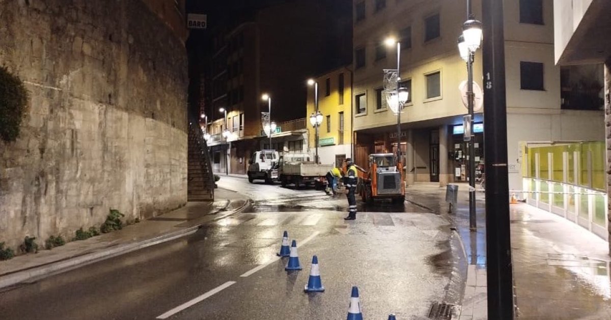 Una fuita provoca un tall d'aigua a la capital