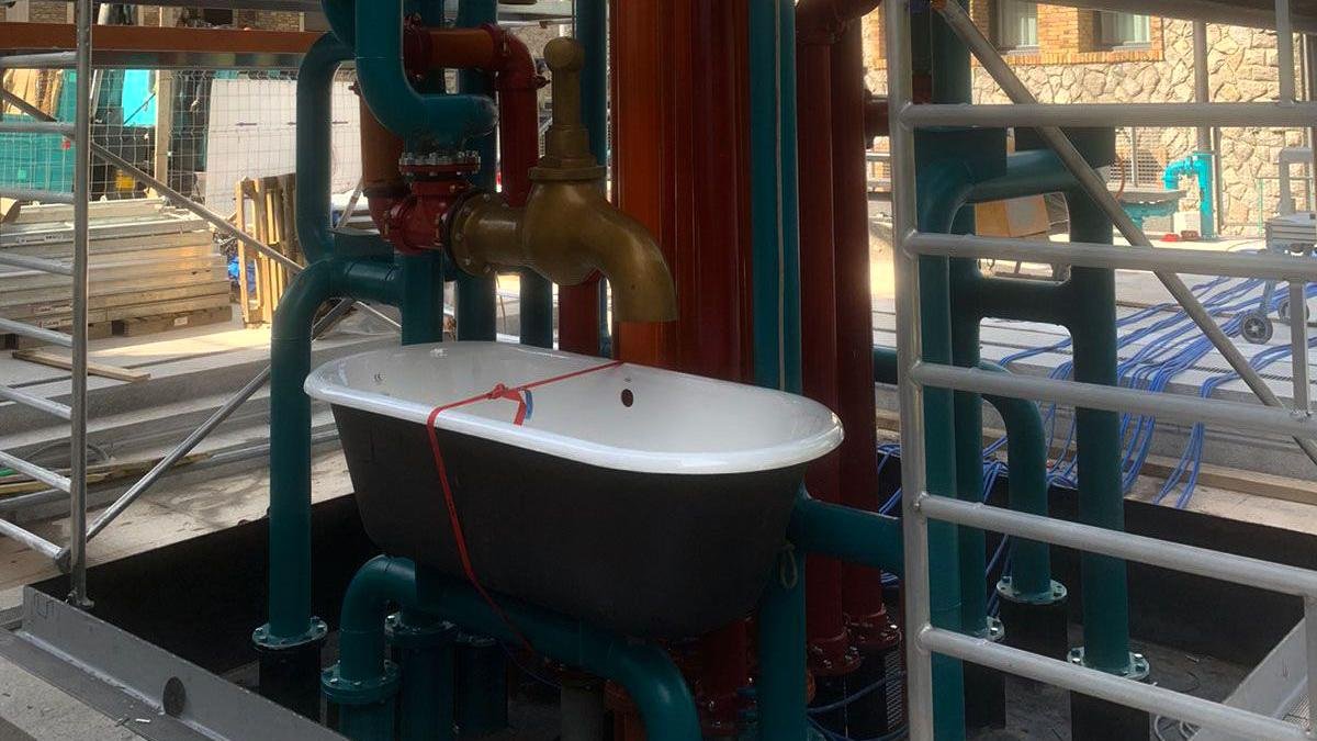 L’escultura de Balmaseda ja té la primera banyera