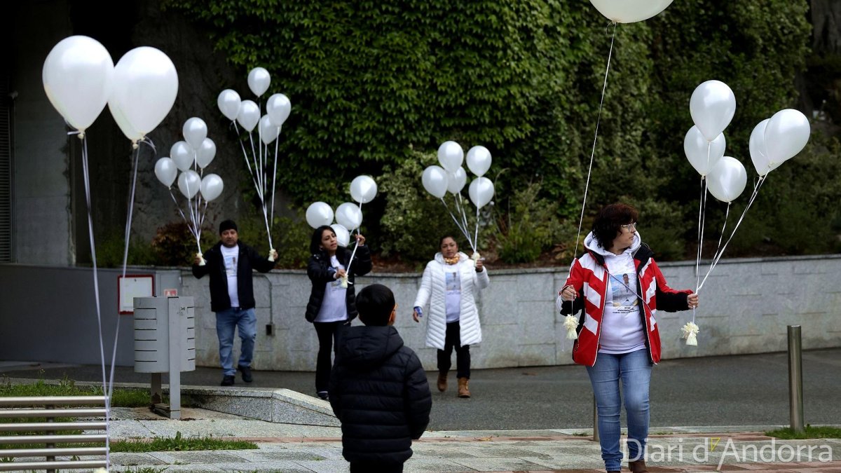 La família del jove mort a Oliola es concentra a la plaça Lídia Armengol