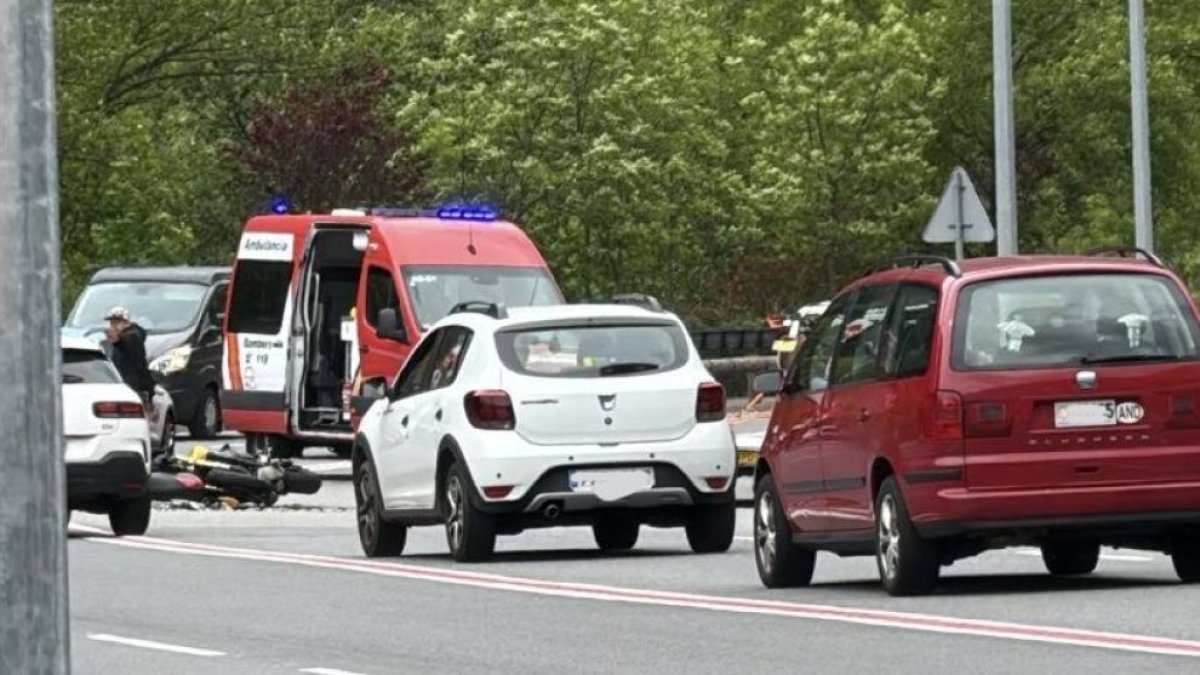 Un motorista pateix múltiples fractures en un accident amb una ...