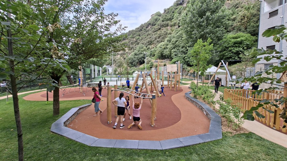 El nou Parc del Prat del Senzill obre les portes amb una gran festa popular