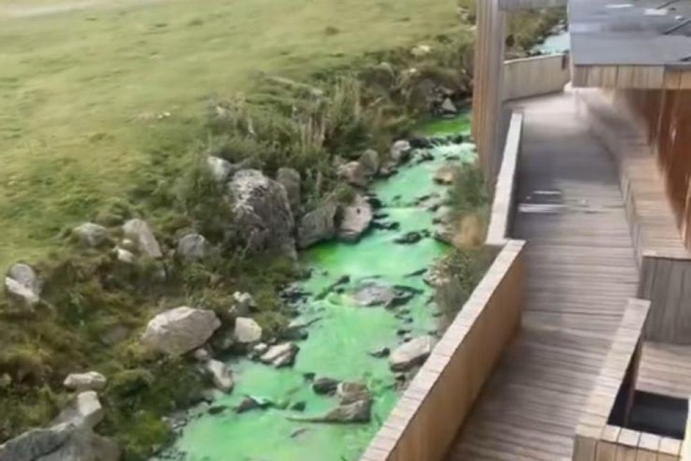 El riu Arieja torna al seu estat després de la coloració verda