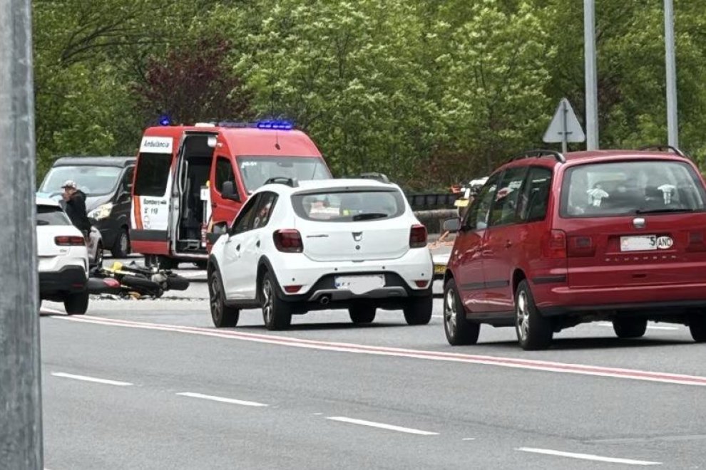 Un motorista pateix múltiples fractures en un accident amb una ...
