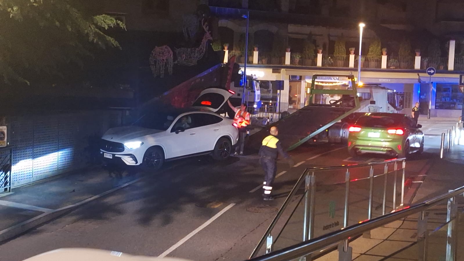 Un vehicle perd el control al carrer Doctor Vilanova i obliga a tallar ...