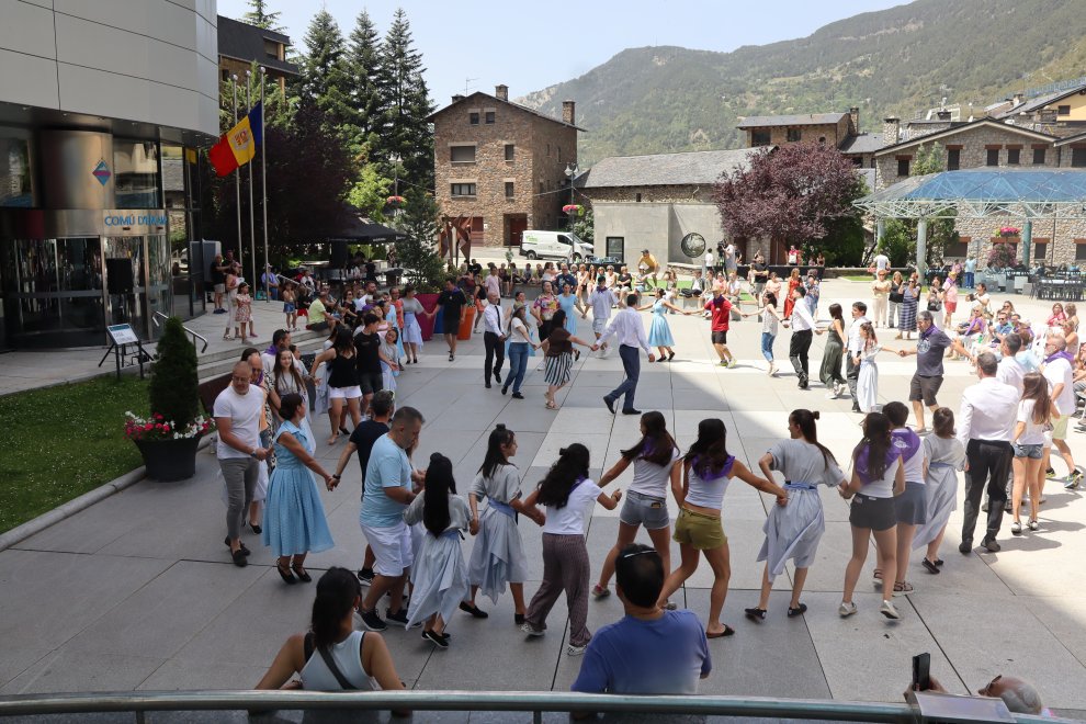 Un Encamp de Gresca més popular que mai omple la plaça dels Arínsols